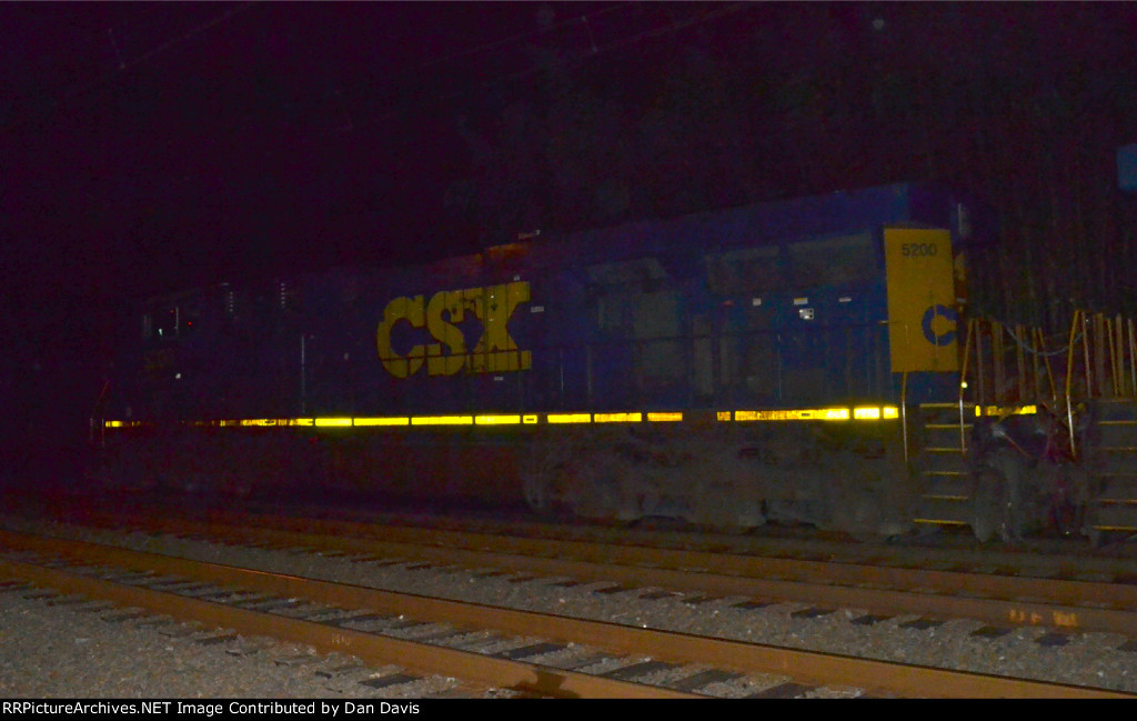CSX ES40DC 5200 leads Q410-14 east